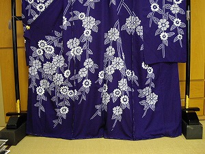 総絞りの振袖 紫に白い花 (中振袖) … きもの人 高級和装着物 総絞りの振袖 紫に白い花 (中振袖) … きもの人 高級和装着物